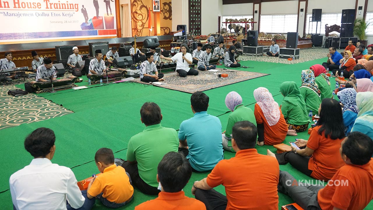 BI Jateng Sinau Manajemen Bersama Cak Nun dan KiaiKanjeng • CakNun.com BI Jateng Sinau Manajemen Bersama Cak Nun dan KiaiKanjeng • CakNun.com